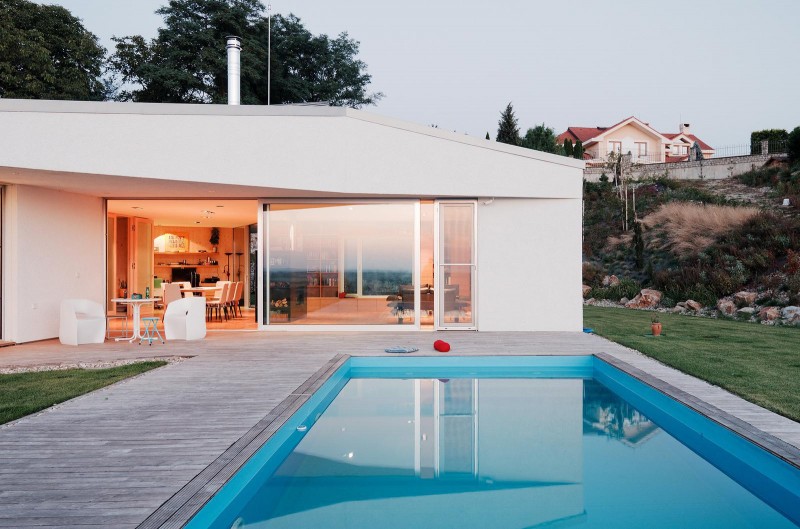 Open Space House + Three Garden Areas by JRKVC - Minimal Architecture ...