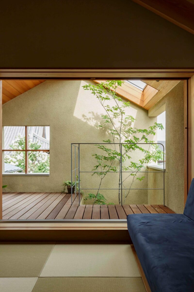 Japanese House with Integrated Planted Trees by Hearth Architects ...